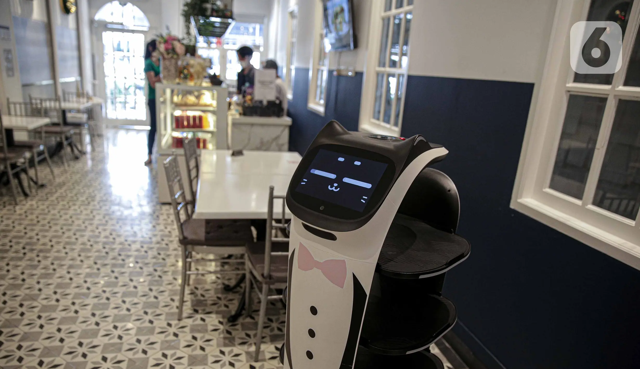 FOTO: Kafe di Pasar Baru Gunakan Robot Pengantar Pesanan Pelanggan ...