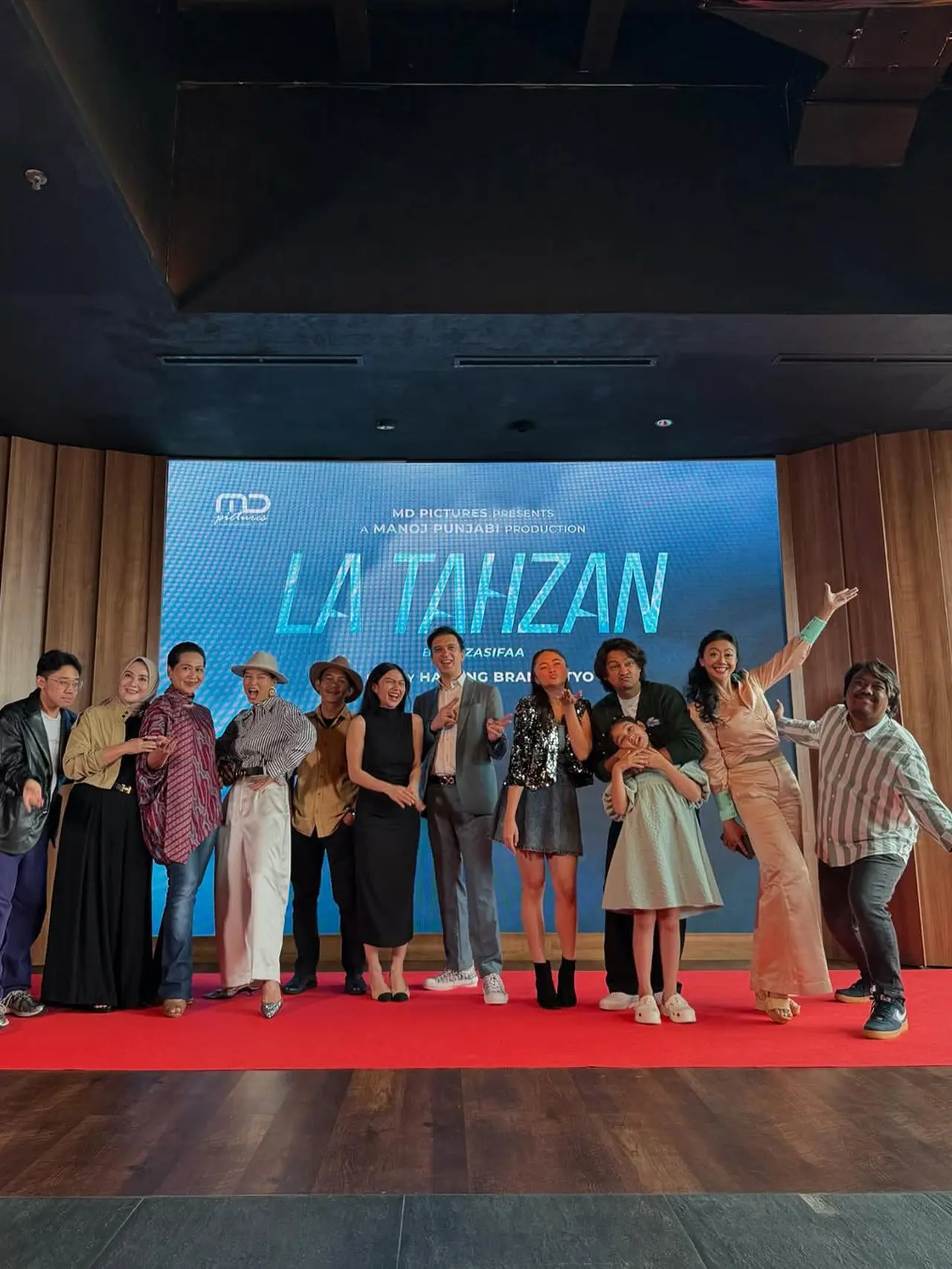 7 Potret Cast Reveal Film La Tahzan, Ariel Tatum Jadi Pembantu Deva Mahenra - Hot Liputan6.com