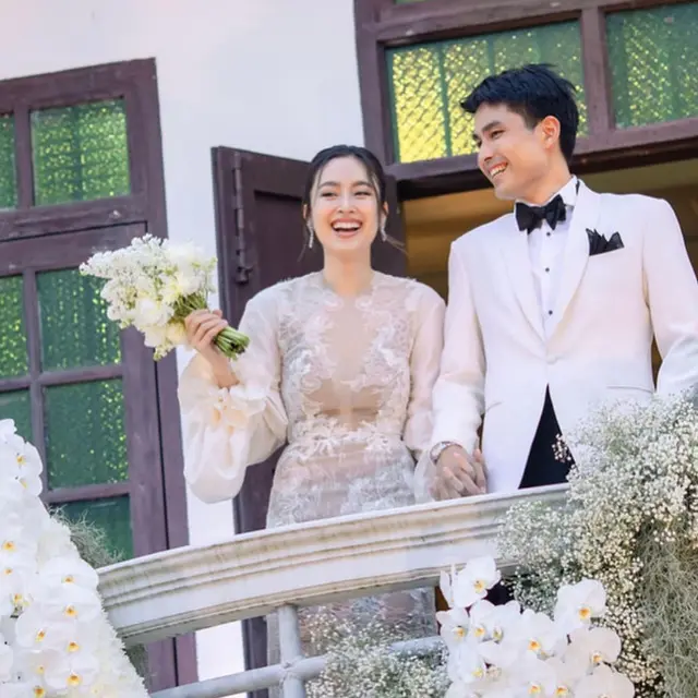 7 Potret Cantik Nong Poy Pakai 2 Gaun Serba Putih di Resepsi Pernikahan - Global Liputan6.com