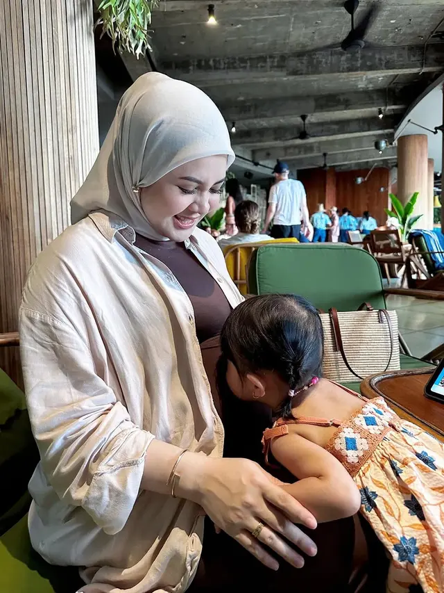 6 Potret Kesha Ratuliu Babymoon Ajak Dua Buah Hati, Menanti Kelahiran Anak Ketiga - Hot Liputan6.com