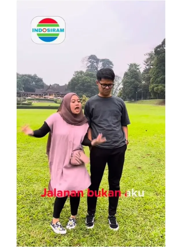 6 Potret Kekompakan Musdalifah Basri Dan Suami Sama Sama Kocak Hot