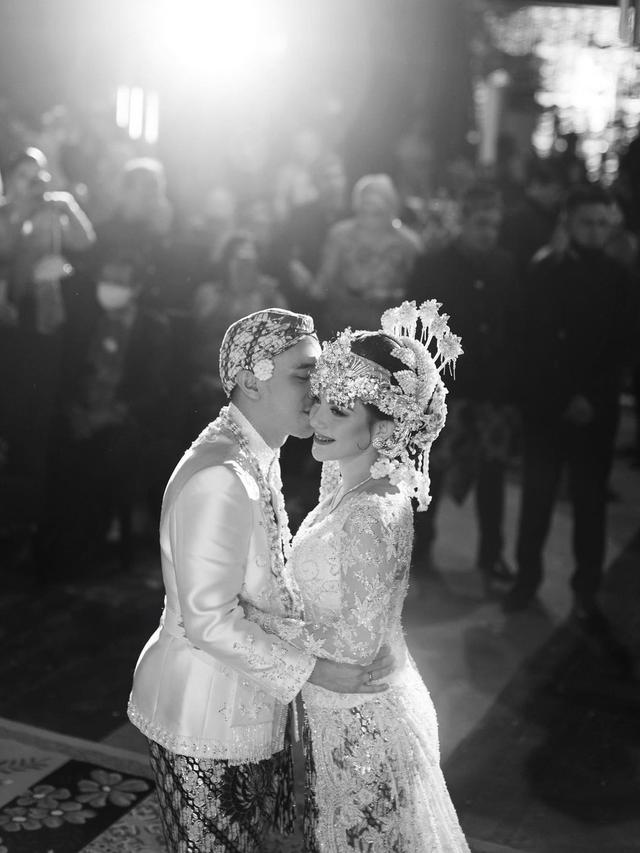 Beri Seserahan Unik, Ini 7 Potret Perjalanan Cinta Ikmal Tobing dan ...