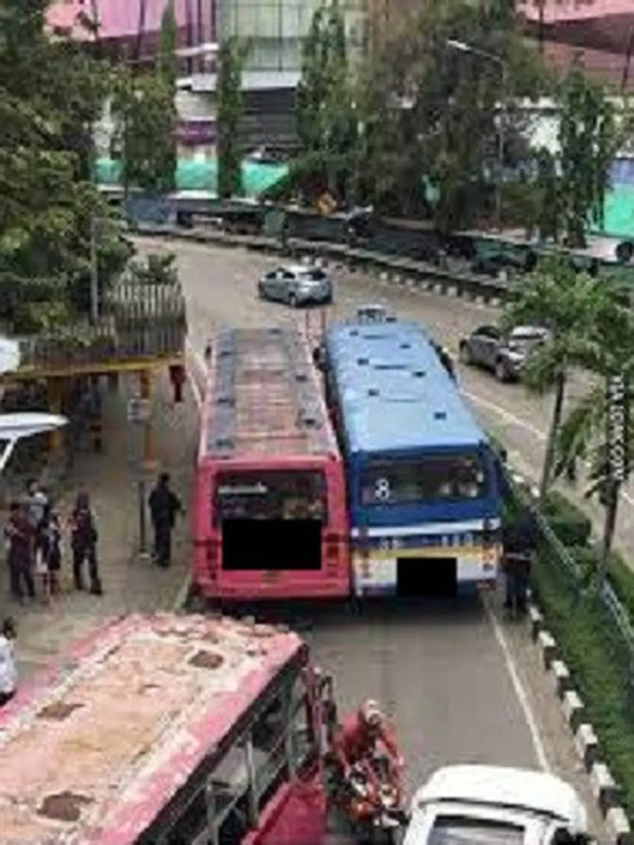6 Tingkah Pasangan di Bus Ini Bucin Abis, Bikin Tepuk Jidat - Hot ...