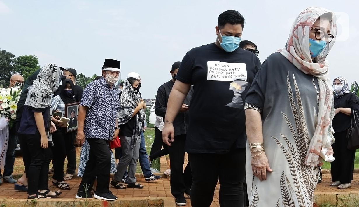 FOTO: Ketegaran Ivan Gunawan Saat Pemakaman Sang Ayah