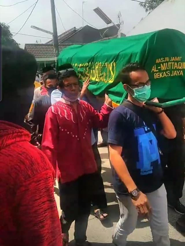 Komedian Idan Separo Dimakamkan Selepas Salat Zuhur - ShowBiz Liputan6.com