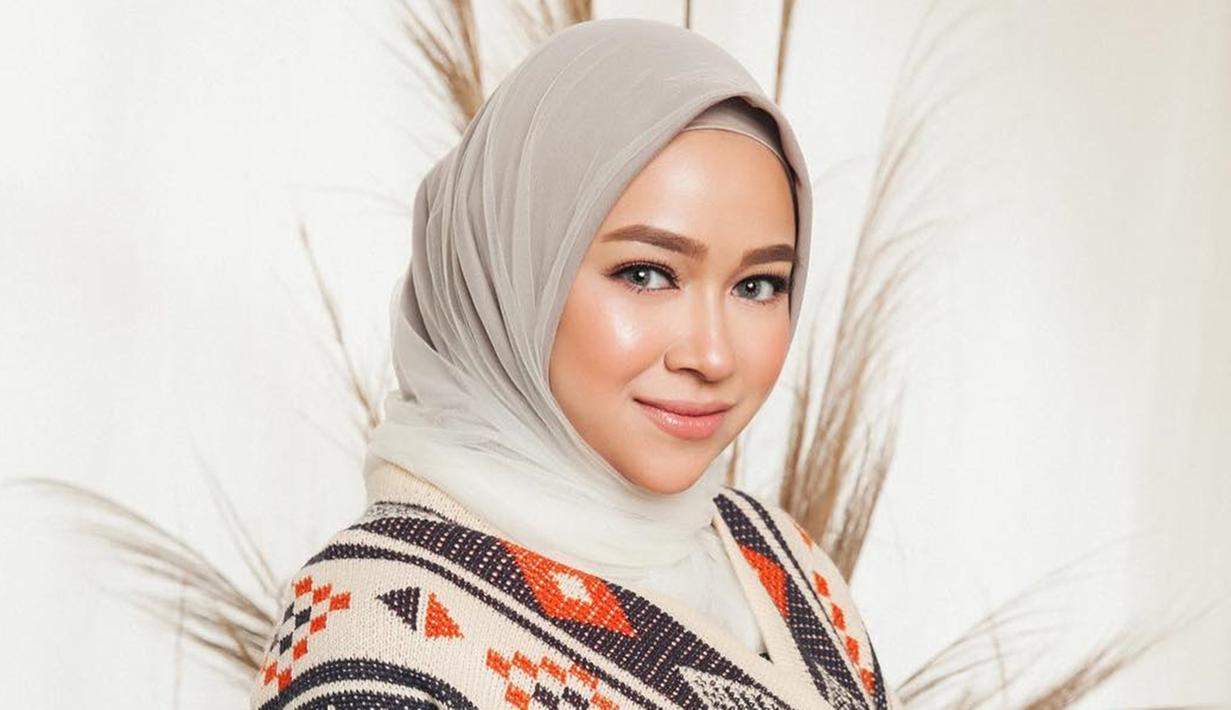FOTO: Gaya Aryani Fitriana dengan Makeup Tebal, Makin Memesona - Foto ...