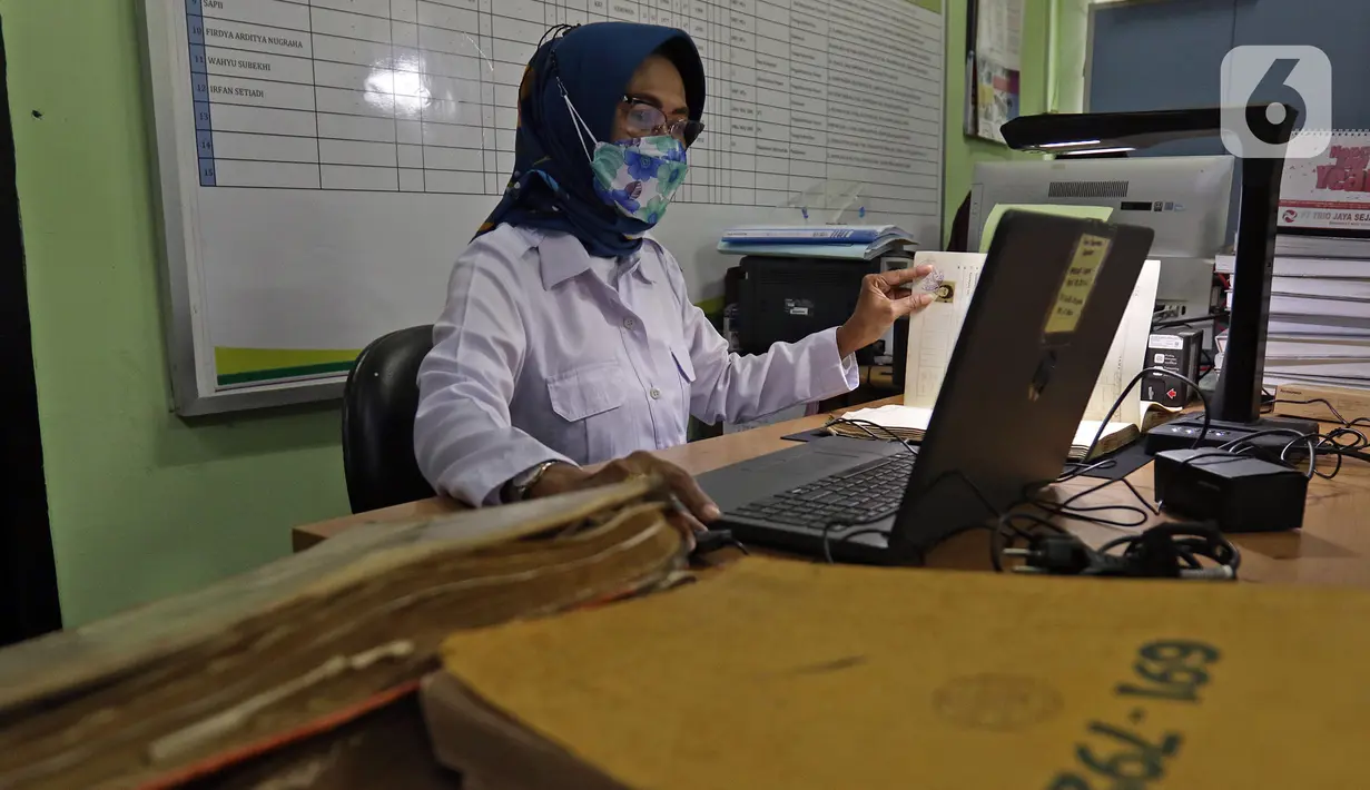 FOTO: Dispusip DKI Jakarta Digitalisasi Arsip Sekolah - Foto Liputan6.com