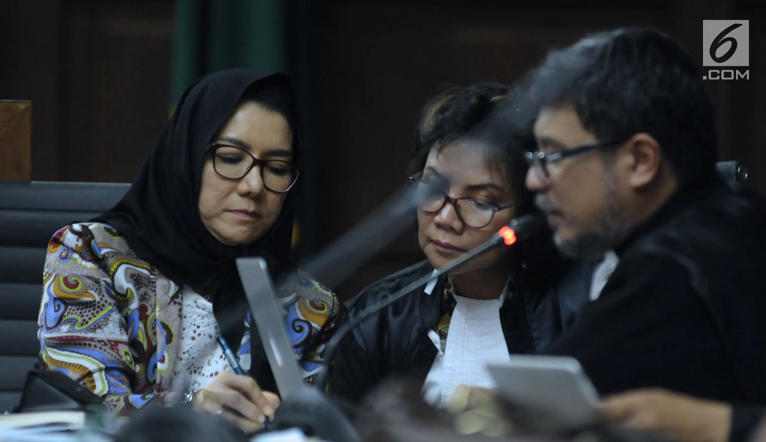 FOTO: Senyum Rita Widyasari Saat Jalani Sidang Lanjutan - Foto Liputan6.com