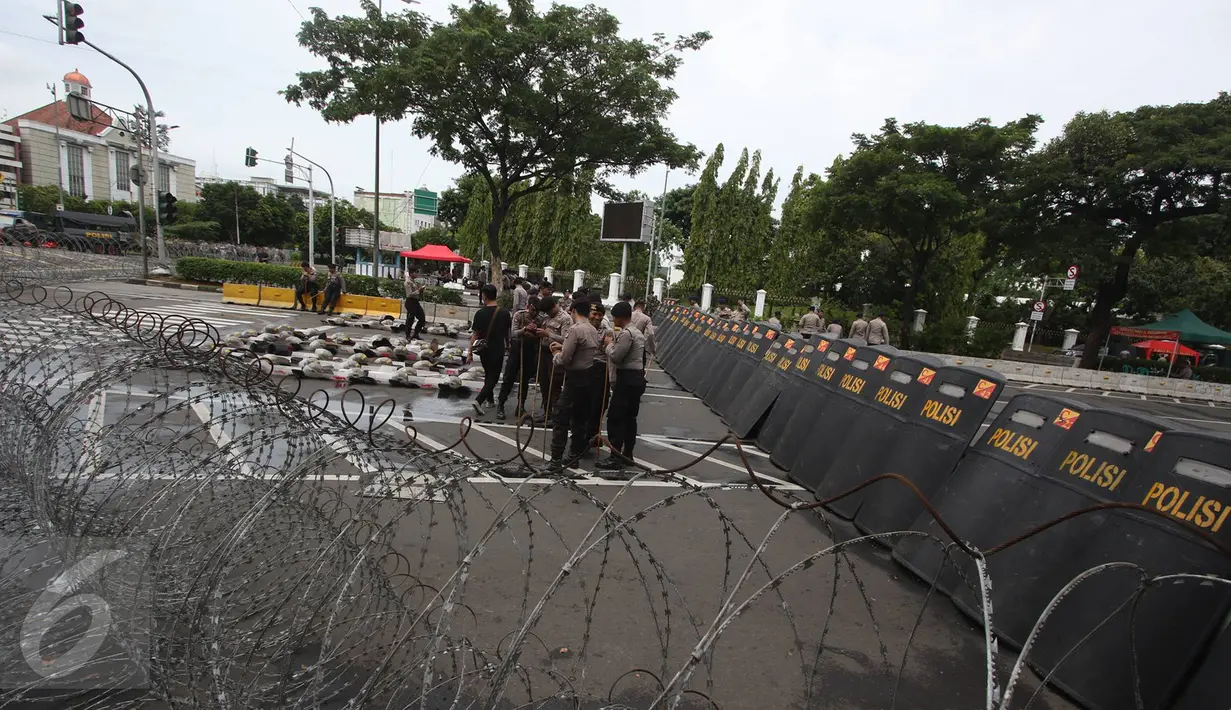Amankan Aksi 31 Maret, Polisi Pasang Kawat Duri di Sekitar Istana ...