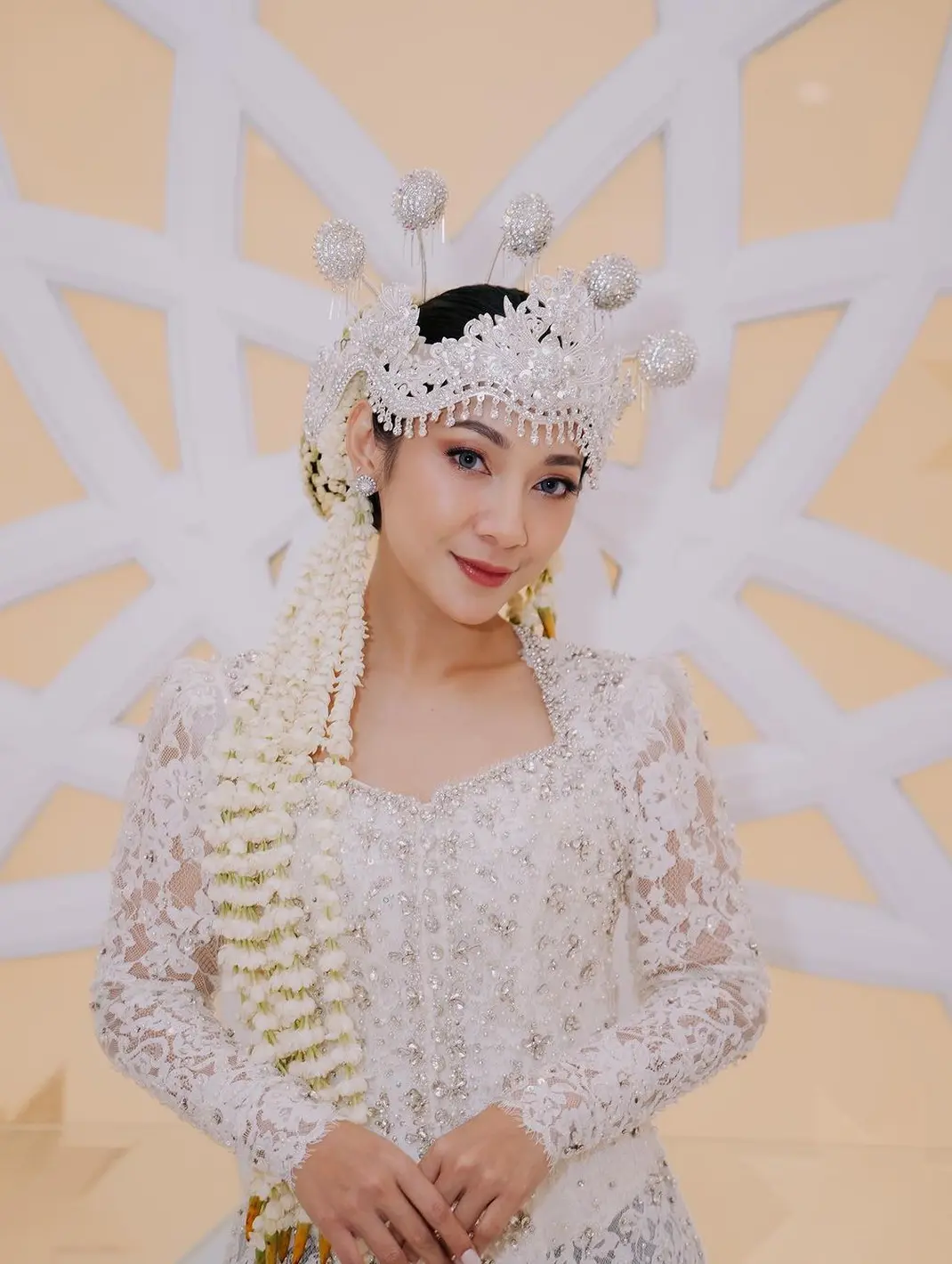 6 Potret Manglingi Dinda Kirana Dibalut Kebaya Pernikahan, Ayu Berpose ...