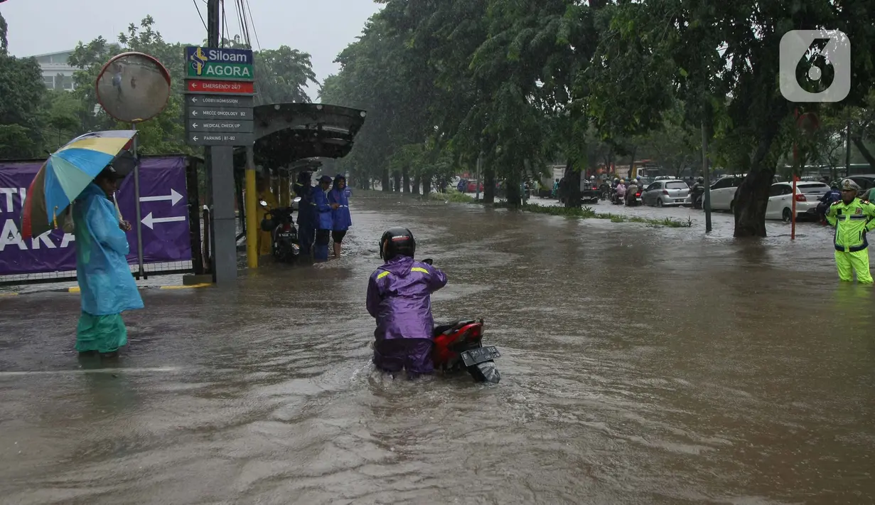 Diguyur Hujan sejak Dini Hari, Kawasan Cempaka Putih Tergenang Banjir - Foto Liputan6.com