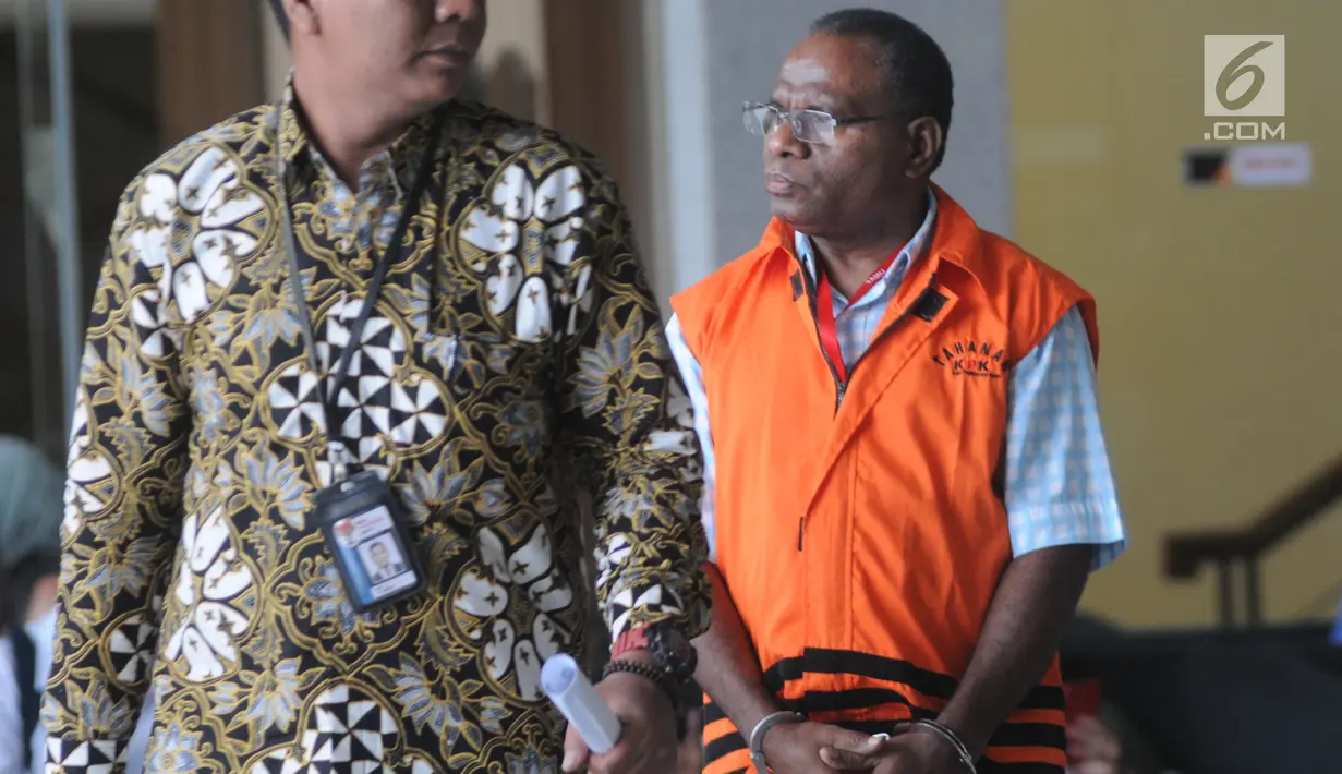 FOTO: Usut Korupsi Proyek Jalan, KPK Periksa Eks Kadis PU Papua Mikael ...