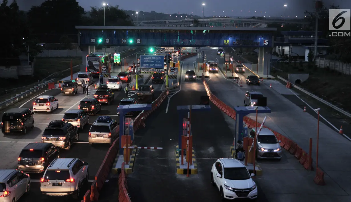 FOTO: Arus Balik Pemudik Mulai Terlihat di Tol Trans Jawa - Foto ...