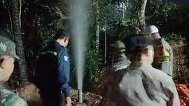 Semburan Air Sumur Bor Setinggi 15 Meter Gegerkan Warga Pamekasan ...