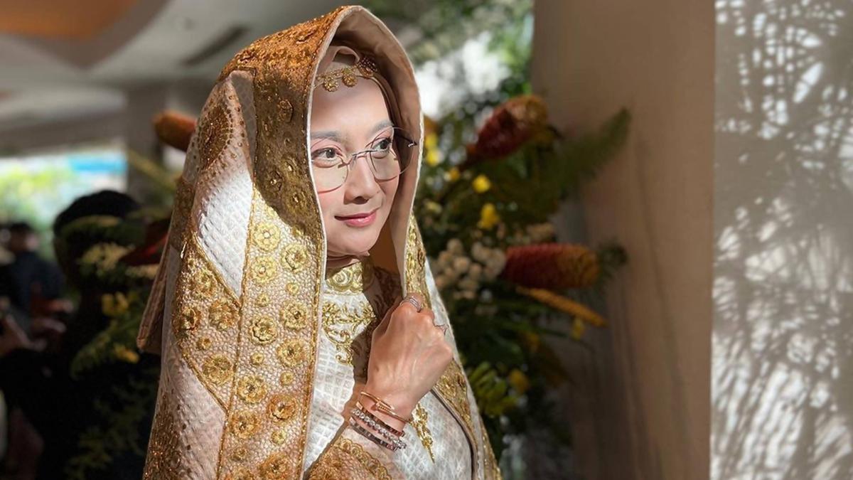 Potret Desy Ratnasari Hadiri Gathering Film Buya Hamka, Tampil dengan Busana Minang - Foto ...