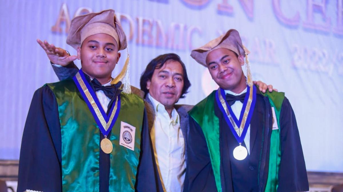 Komeng Rela Tidak Makan Asal Anak Sekolah, Bahagia Kedua Putranya Lulus ...