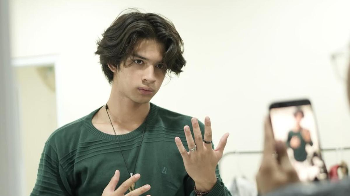 Cara Arya Mohan Isi Waktu Luang di Lokasi Syuting Asmara Gen Z SCTV ...