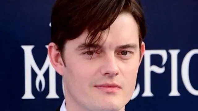 Keseruan Angelina Jolie dan Sam Riley Menyapa Anak-Anak Penyintas ...