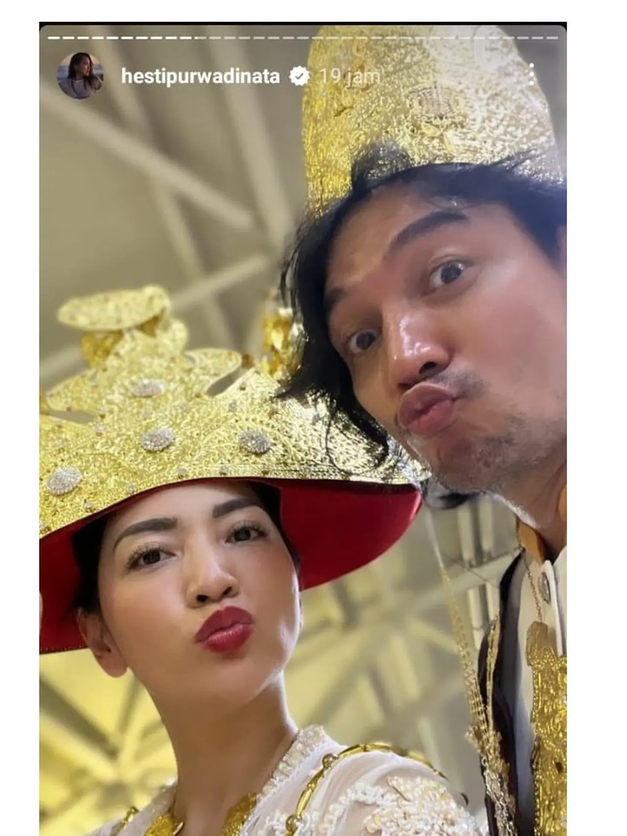 7 Potret Hesti Purwadinata dan Suami Bukber Pakai Baju Adat, Bak Pawai - Hot Liputan6.com
