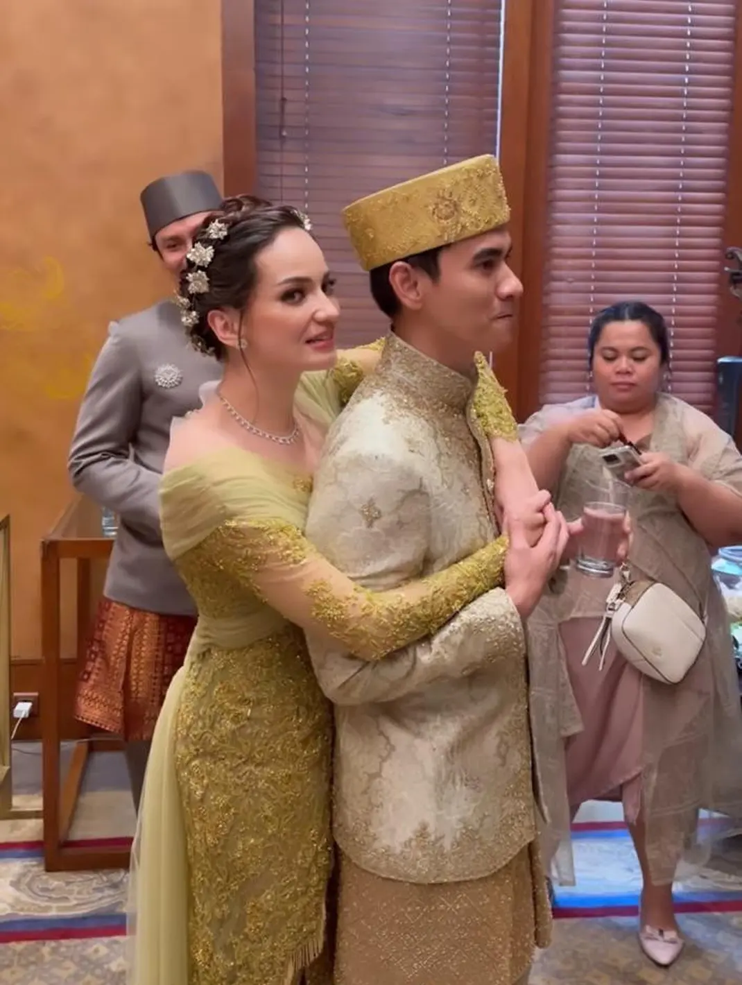 6 Pesona Anggun Enzy Storia Dibalut Kebaya Melayu di Acara Syukuran Pernikahan - Photo Fimela.com