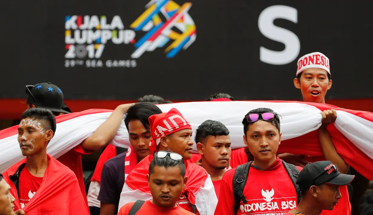 PHOTO: Lawan Thailand, Suporter Timnas Indonesia U-22 Bentangkan Syal ...