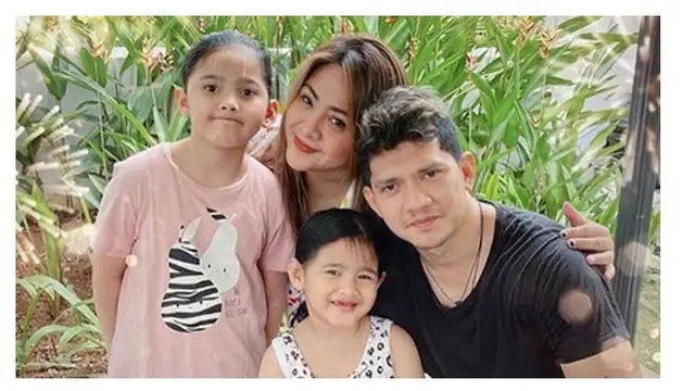 11 Tahun Menikah, Ini 8 Potret Audy Item dan Iko Uwais yang Tetap Mesra - Hot Liputan6.com