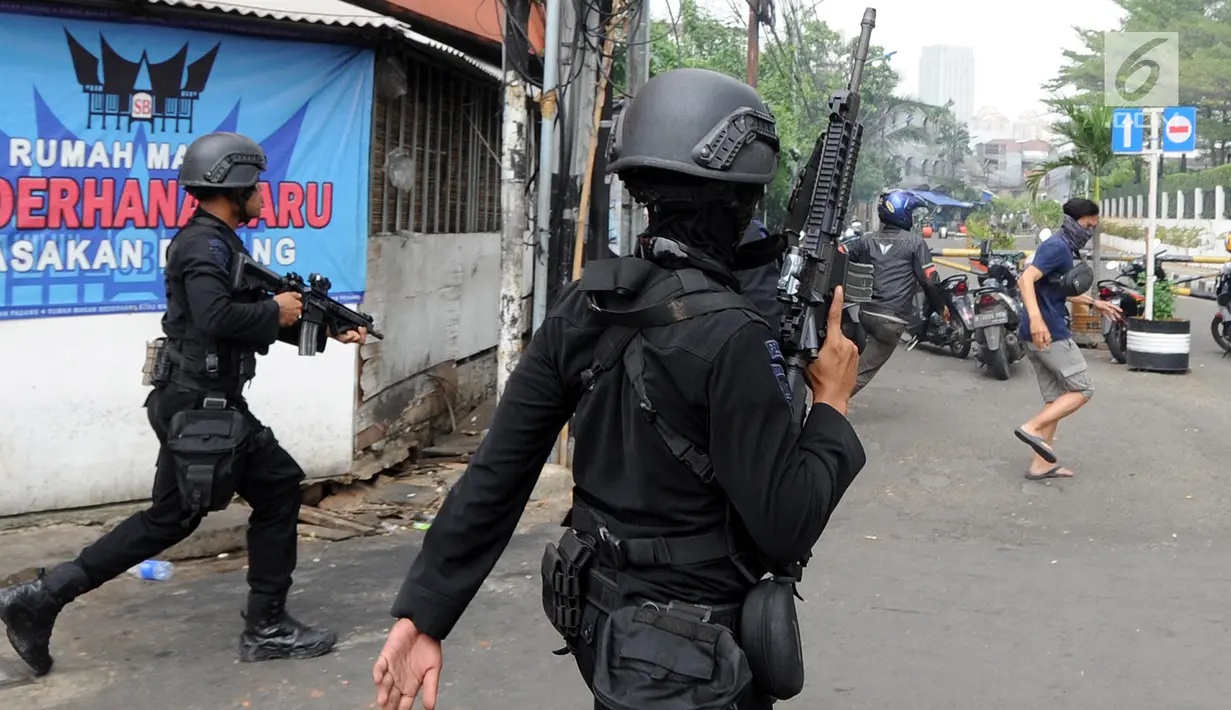 FOTO: Bus Polisi Dibakar, Brimob Usir Massa Aksi di Slipi - Foto ...