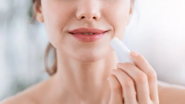 5 Cara Menjaga Bibir Agar Tampak Merah Alami - Beauty Fimela.com