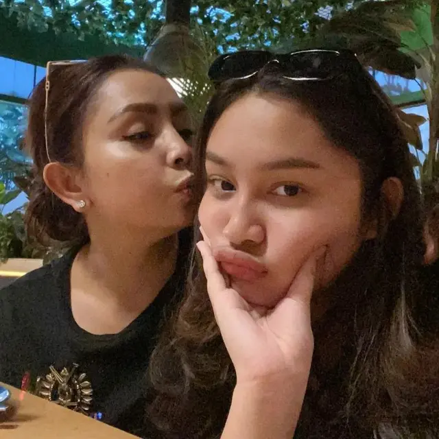 6 Potret Mayangsari dan Khirani Trihatmodjo dari Piknik sampai Salat Bareng, Kayak Kakak Adik ...