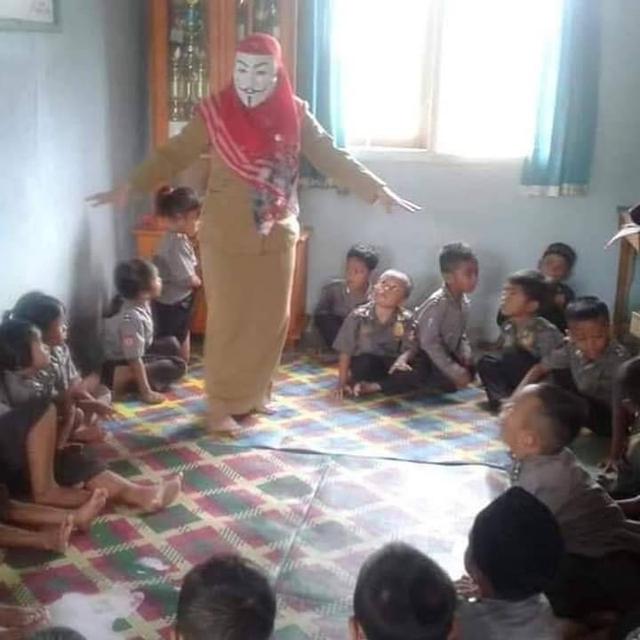 6 Aksi Guru Terlalu Semangat Mengajar Ini Kocak, Murid Terheran-Heran