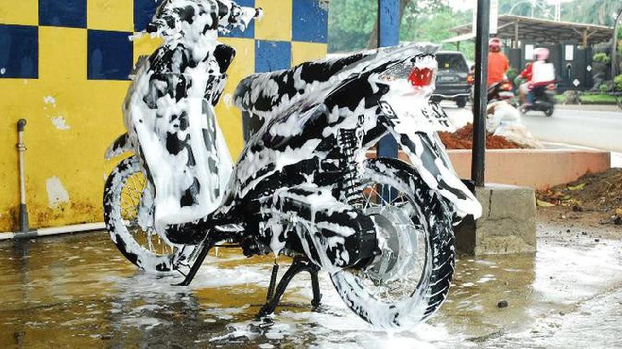 Cuci Motor Sendiri Tanpa Risiko Merusak Komponen Kelistrikan, Simak Caranya