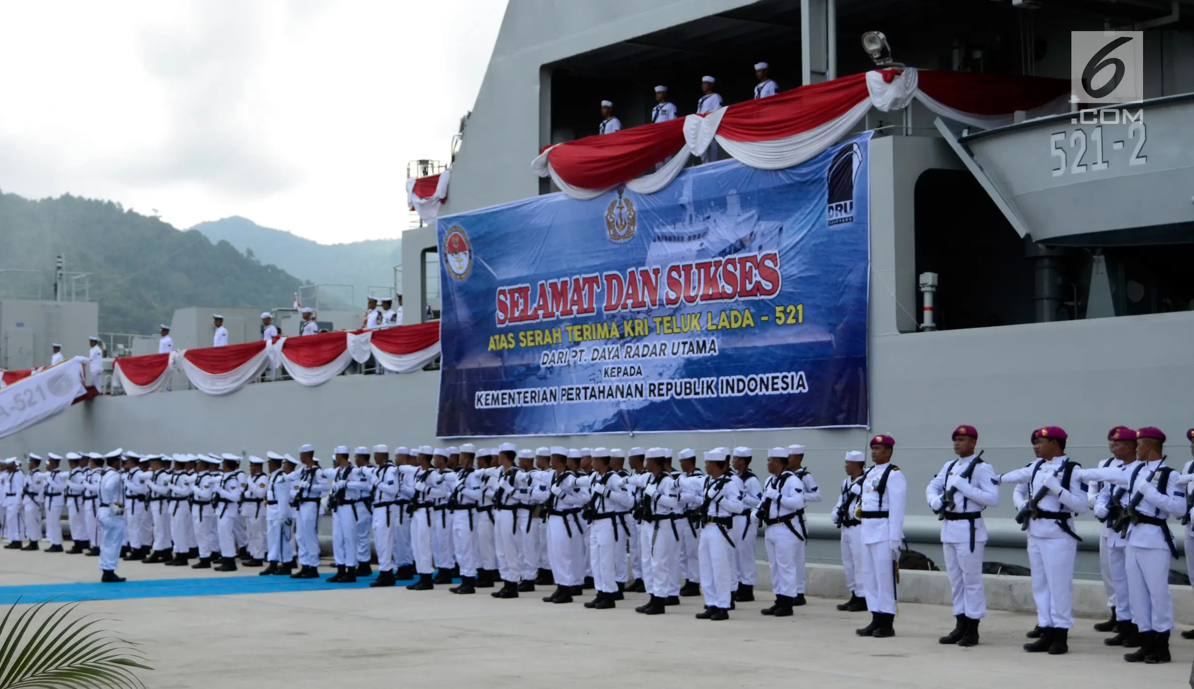 FOTO: Menhan Terima Kapal Angkut Tank KRI Teluk Lada-521 - Foto ...