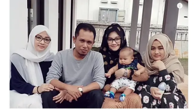 Resmi Jadi Anggota DPR RI, Ini 6 Potret Lora Fadil Bareng Tiga Istrinya ...