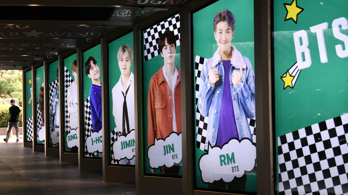 FOTO: BTS, K-Pop Pertama yang Rajai Chart Billboard Hot 100 - Foto Liputan6.com