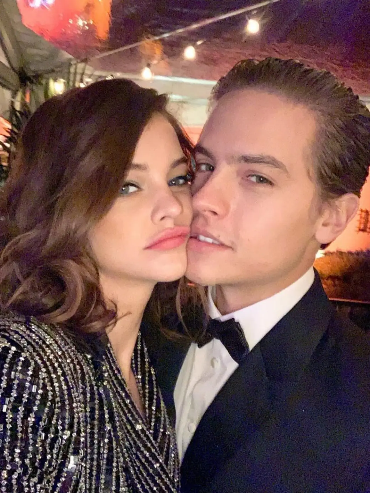 Resmi Bertunangan, Intip Kemesraan Barbara Palvin dan Dylan Sprouse ...