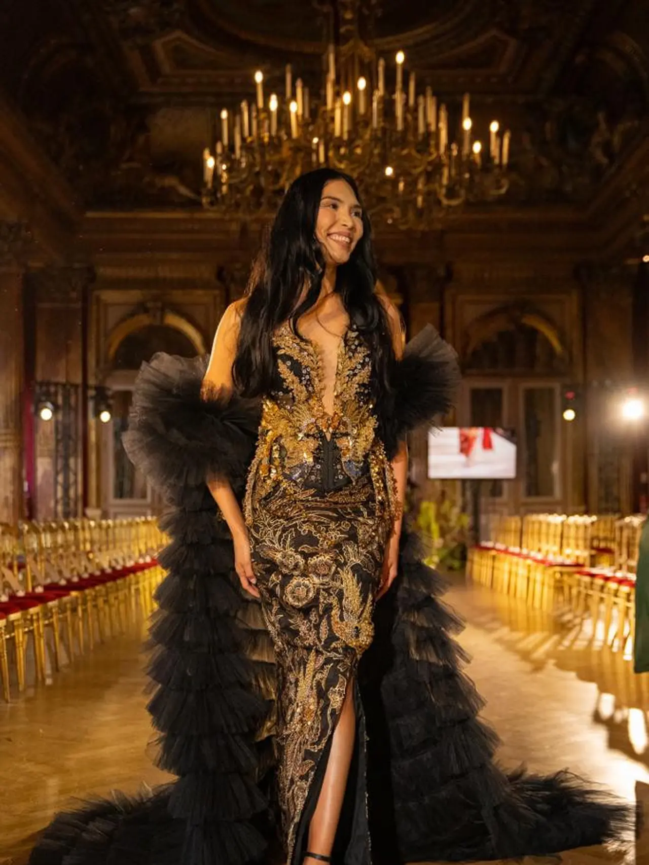 Desainer Crystal Clarissa Rayakan Hari Batik Nasional 2023, Pamer ...