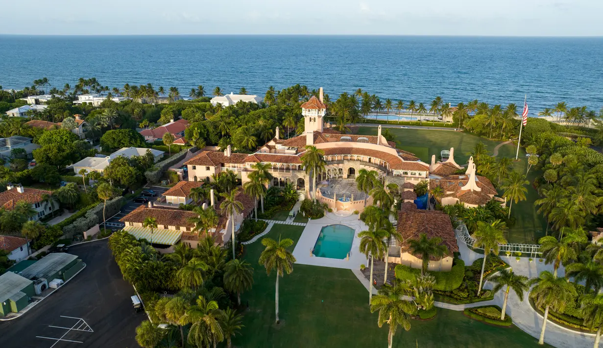 Pemandangan Rumah Mewah Donald Trump yang Digeledah FBI - Foto Liputan6.com