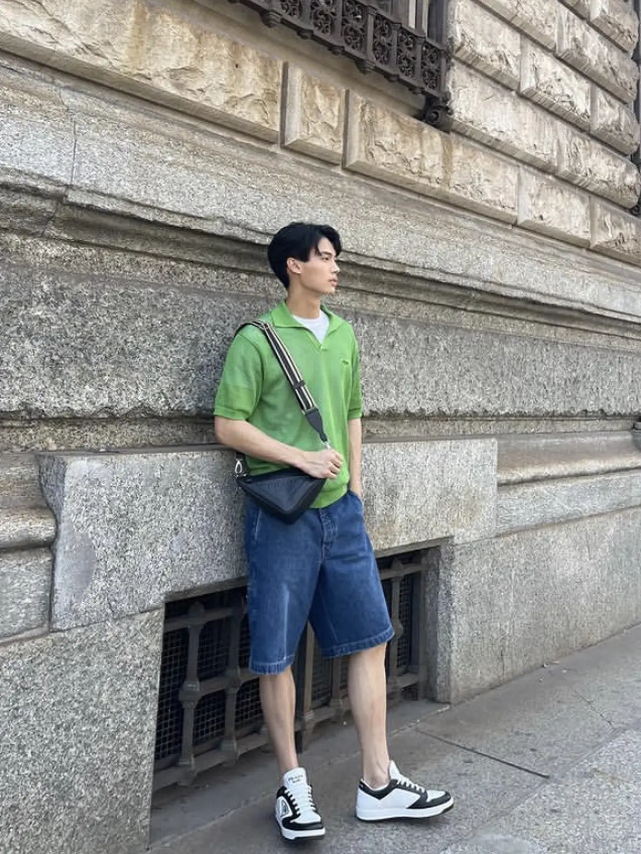 4 Tampilan OOTD Win Metawin Selama di Italia Kenakan Baju Puluhan Juta