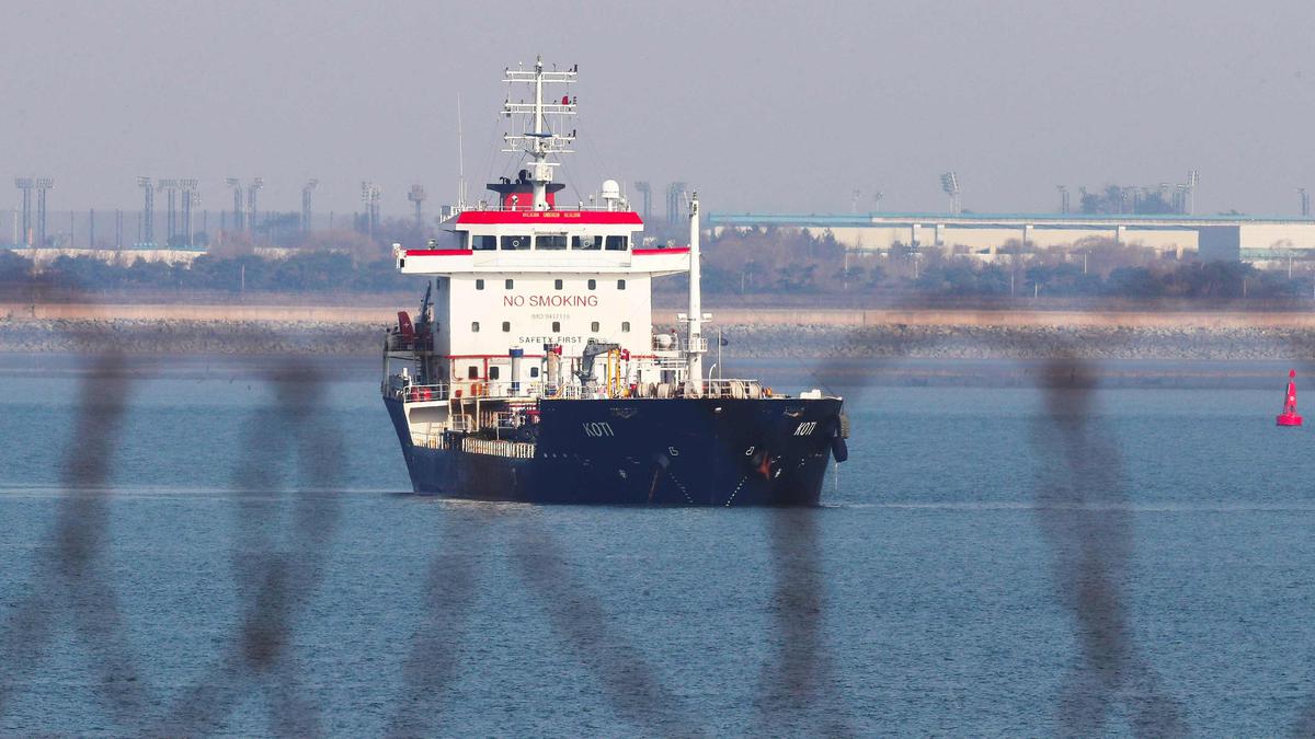 FOTO: Penampakan Kapal Tanker yang Kirim Pasokan Minyak ke Korea Utara ...