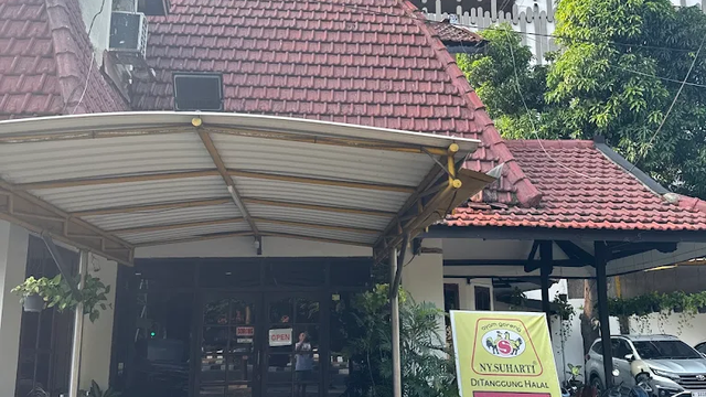 10 Rekomendasi Tempat Makan Ayam Goreng di Surabaya 2025, Gurihnya ...