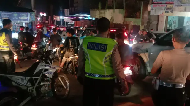 Polisi Terapkan One Way dan Buka Tutup Jalan Menuju Pantai Anyer - Carita Selama Libur Lebaran ...