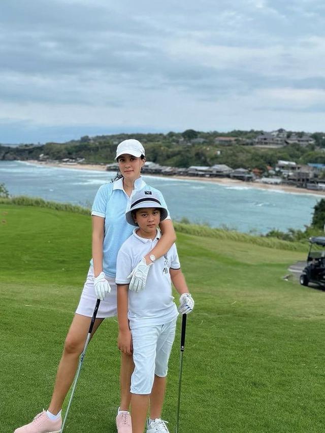 8 Tampilan Stylish Marcella Zalianty saat Bersama Kedua Anaknya ...