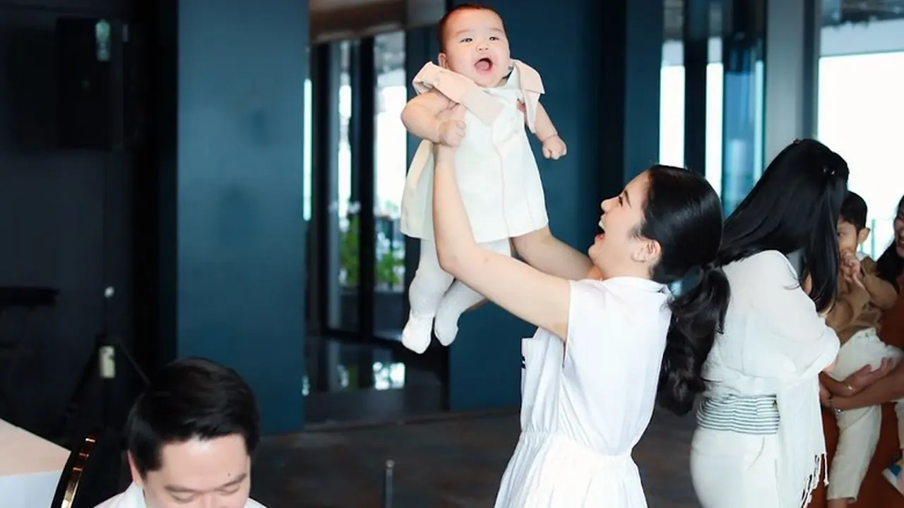 7 Potret Pembaptisan Putri Valencia Tanoesoedibjo, Bareng Ultah Kevin Sanjaya - Hot Liputan6.com