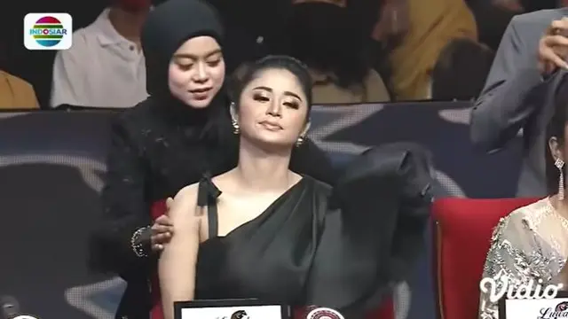 6 Potret Dewi Perssik Bareng Lesti dan Rizky Billar, Kini Ribut dengan Fans Leslar - Hot ...