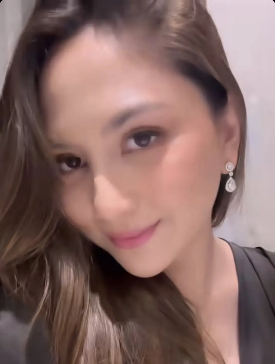 6 Potret Outfit Jessica Mila Memadukan Dress Hitam dengan Korset Batik ...