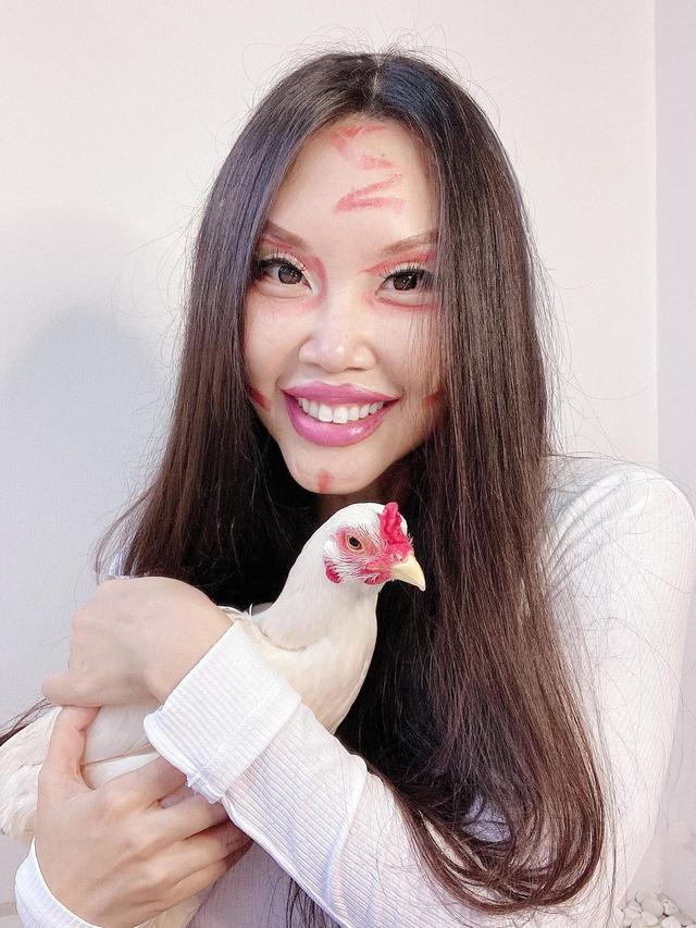 8 Potret Chef Vindy Lee dengan Ayam Peliharaannya, Dirawat Sepenuh Hati