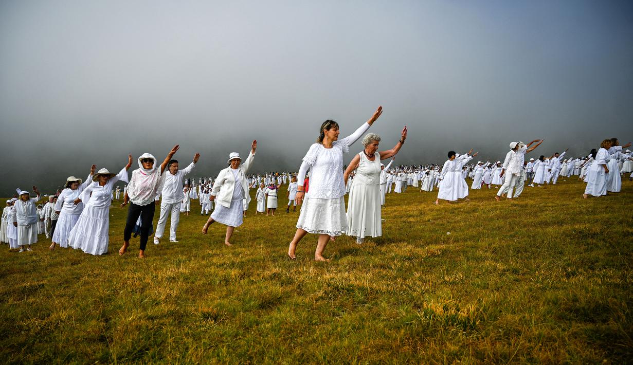 FOTO: Ritual Keagamaan Persaudaraan Putih di Puncak Gunung Rila - Foto ...