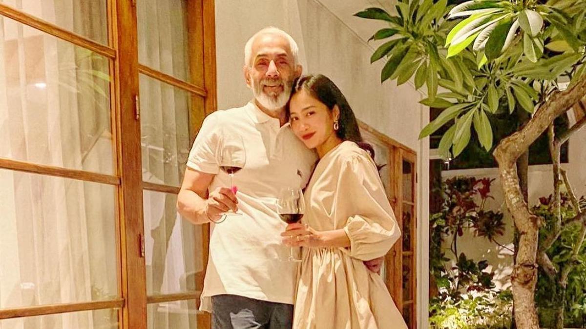 5 Potret Mesra Bunga Zainal dengan Sukhdev Singh