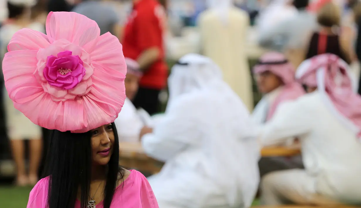 FOTO: Aneka Topi Unik Penonton Pacuan Kuda Termahal di Dunia - Foto ...