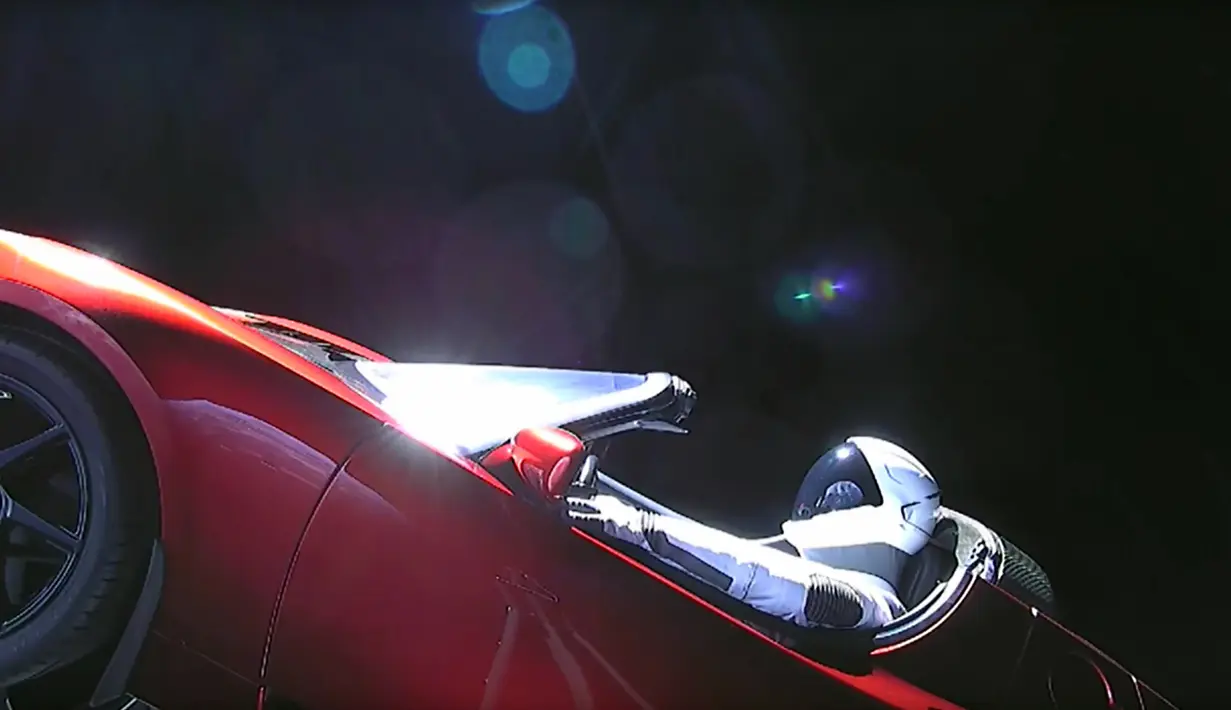 FOTO: Dibawa Roket Falcon Heavy, Ini Mobil Listrik Pertama yang ke Luar ...